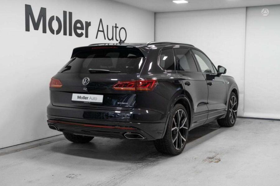 Melns Volkswagen Touareg 2021 Viļņa, ar dzinēja tilpumu 3.00 L un nobraukumu 130 tūkst. km par 48900 €, foto 3 vietnē AUTOMOTO.COM.LV