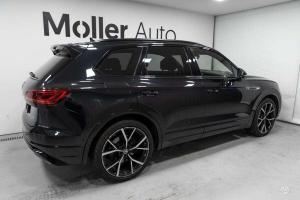Melns Volkswagen Touareg 2021 Viļņa, ar dzinēja tilpumu 3.00 L un nobraukumu 130 tūkst. km par 48900 €, foto 4 vietnē AUTOMOTO.COM.LV