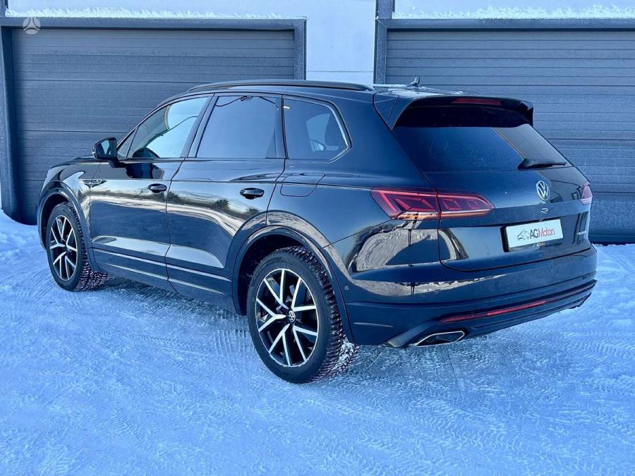 Melns Volkswagen Touareg 2021 Viļņa, ar dzinēja tilpumu 3.00 L un nobraukumu 134 tūkst. km par 45900 €, foto 3 vietnē AUTOMOTO.COM.LV