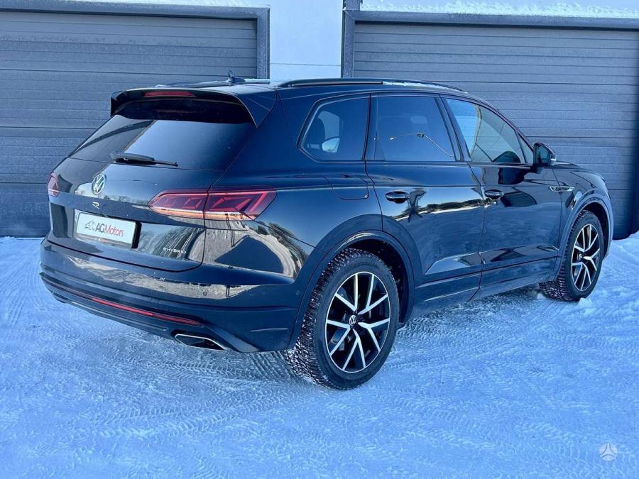 Melns Volkswagen Touareg 2021 Viļņa, ar dzinēja tilpumu 3.00 L un nobraukumu 134 tūkst. km par 45900 €, foto 4 vietnē AUTOMOTO.COM.LV