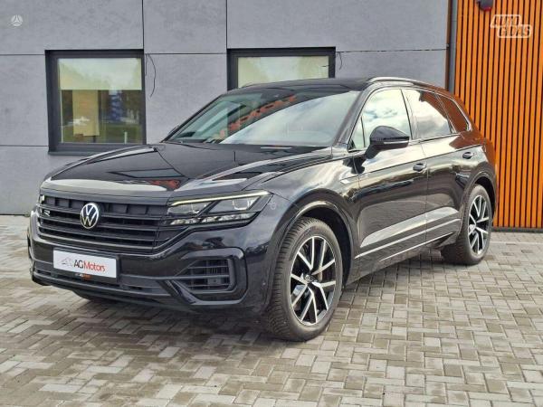 Black Volkswagen Touareg 2021 in Vilnius, with an engine capacity of 3.00 L and mileage of 134 thousand km for 45900 €, photo 1 on AUTOMOTO.COM.LV