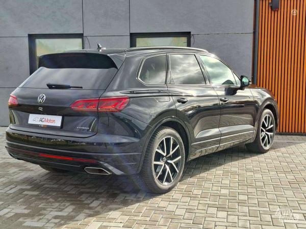 Black Volkswagen Touareg 2021 in Vilnius, with an engine capacity of 3.00 L and mileage of 134 thousand km for 45900 €, photo 4 on AUTOMOTO.COM.LV