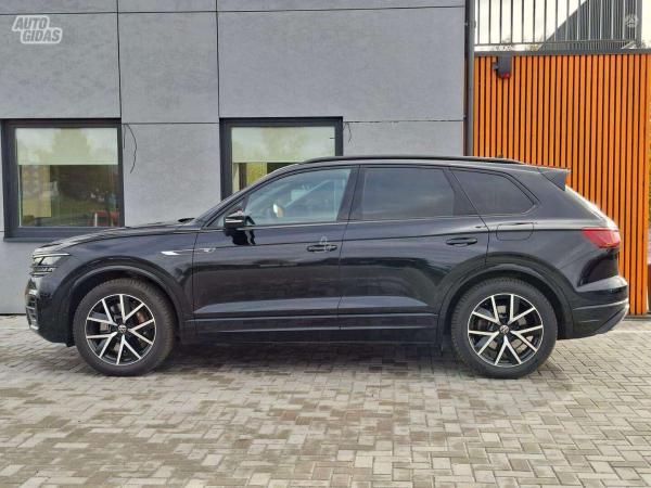 Black Volkswagen Touareg 2021 in Vilnius, with an engine capacity of 3.00 L and mileage of 134 thousand km for 45900 €, photo 5 on AUTOMOTO.COM.LV