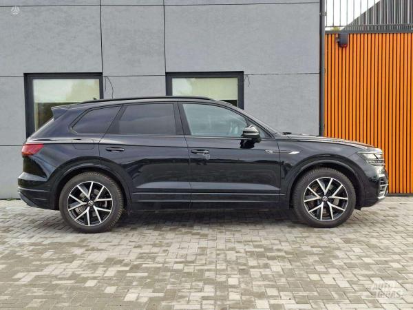 Black Volkswagen Touareg 2021 in Vilnius, with an engine capacity of 3.00 L and mileage of 134 thousand km for 45900 €, photo 6 on AUTOMOTO.COM.LV