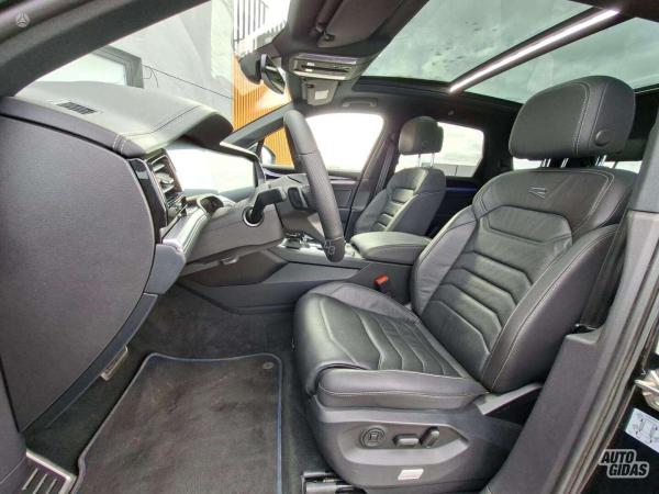 Black Volkswagen Touareg 2021 in Vilnius, with an engine capacity of 3.00 L and mileage of 134 thousand km for 45900 €, photo 7 on AUTOMOTO.COM.LV