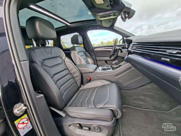 Black Volkswagen Touareg 2021 in Vilnius, with an engine capacity of 3.00 L and mileage of 134 thousand km for 45900 €, photo 8 on AUTOMOTO.COM.LV
