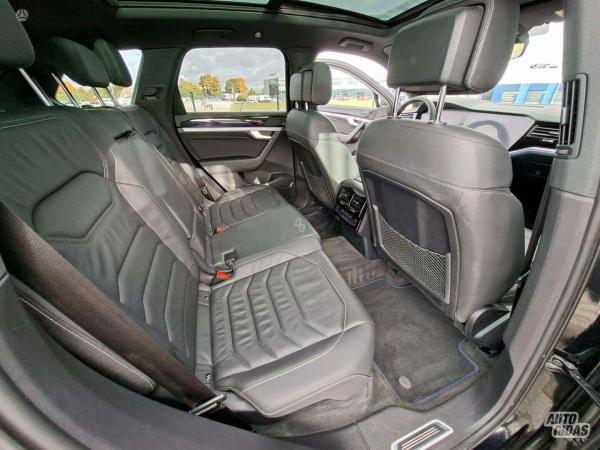 Black Volkswagen Touareg 2021 in Vilnius, with an engine capacity of 3.00 L and mileage of 134 thousand km for 45900 €, photo 10 on AUTOMOTO.COM.LV