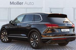 Black Volkswagen Touareg 2021 in Ventspils, with an engine capacity of 3.00 L and mileage of 77 thousand km for 36000 €, photo 4 on AUTOMOTO.COM.LV
