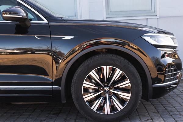 Black Volkswagen Touareg 2021 in Ventspils, with an engine capacity of 3.00 L and mileage of 77 thousand km for 36000 €, photo 10 on AUTOMOTO.COM.LV