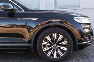 Black Volkswagen Touareg 2021 in Ventspils, with an engine capacity of 3.00 L and mileage of 77 thousand km for 36000 €, photo 10 on AUTOMOTO.COM.LV
