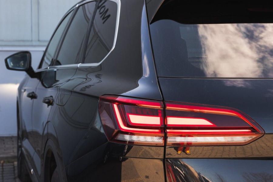Black Volkswagen Touareg 2021 in Ventspils, with an engine capacity of 3.00 L and mileage of 77 thousand km for 36000 €, photo 12 on AUTOMOTO.COM.LV