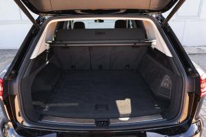 Black Volkswagen Touareg 2021 in Ventspils, with an engine capacity of 3.00 L and mileage of 77 thousand km for 36000 €, photo 15 on AUTOMOTO.COM.LV