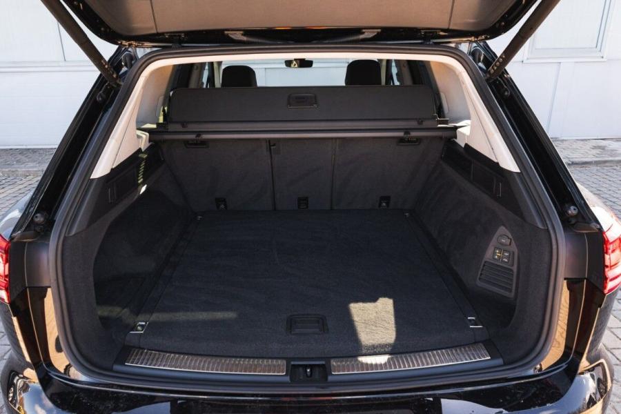 Black Volkswagen Touareg 2021 in Ventspils, with an engine capacity of 3.00 L and mileage of 77 thousand km for 36000 €, photo 15 on AUTOMOTO.COM.LV