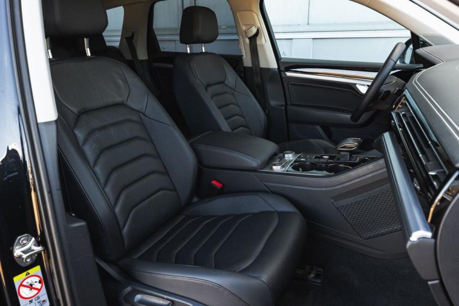 Black Volkswagen Touareg 2021 in Ventspils, with an engine capacity of 3.00 L and mileage of 77 thousand km for 36000 €, photo 19 on AUTOMOTO.COM.LV