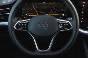 Black Volkswagen Touareg 2021 in Ventspils, with an engine capacity of 3.00 L and mileage of 77 thousand km for 36000 €, photo 21 on AUTOMOTO.COM.LV
