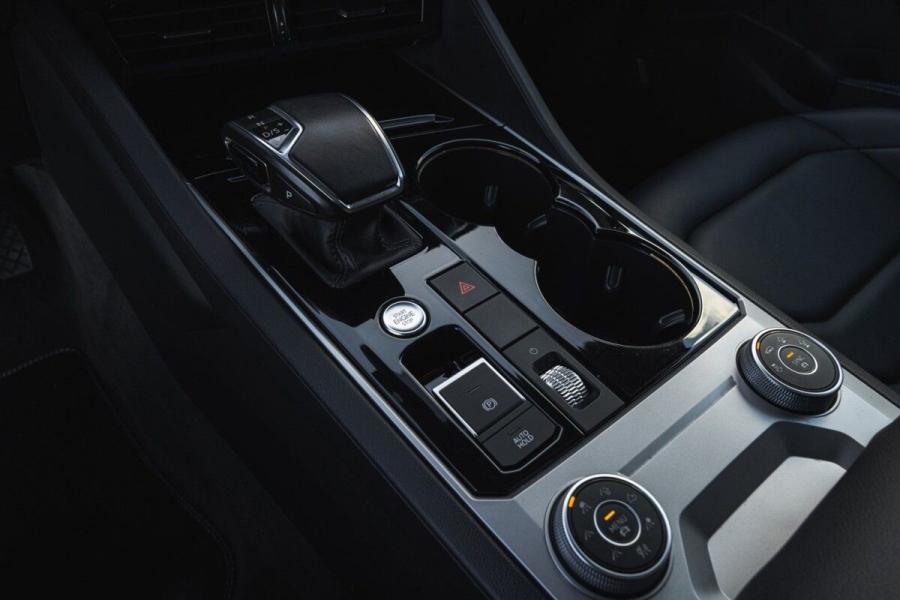 Black Volkswagen Touareg 2021 in Ventspils, with an engine capacity of 3.00 L and mileage of 77 thousand km for 36000 €, photo 29 on AUTOMOTO.COM.LV