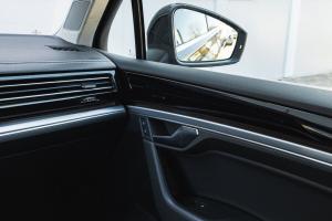 Black Volkswagen Touareg 2021 in Ventspils, with an engine capacity of 3.00 L and mileage of 77 thousand km for 36000 €, photo 34 on AUTOMOTO.COM.LV