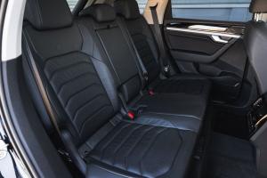 Black Volkswagen Touareg 2021 in Ventspils, with an engine capacity of 3.00 L and mileage of 77 thousand km for 36000 €, photo 36 on AUTOMOTO.COM.LV