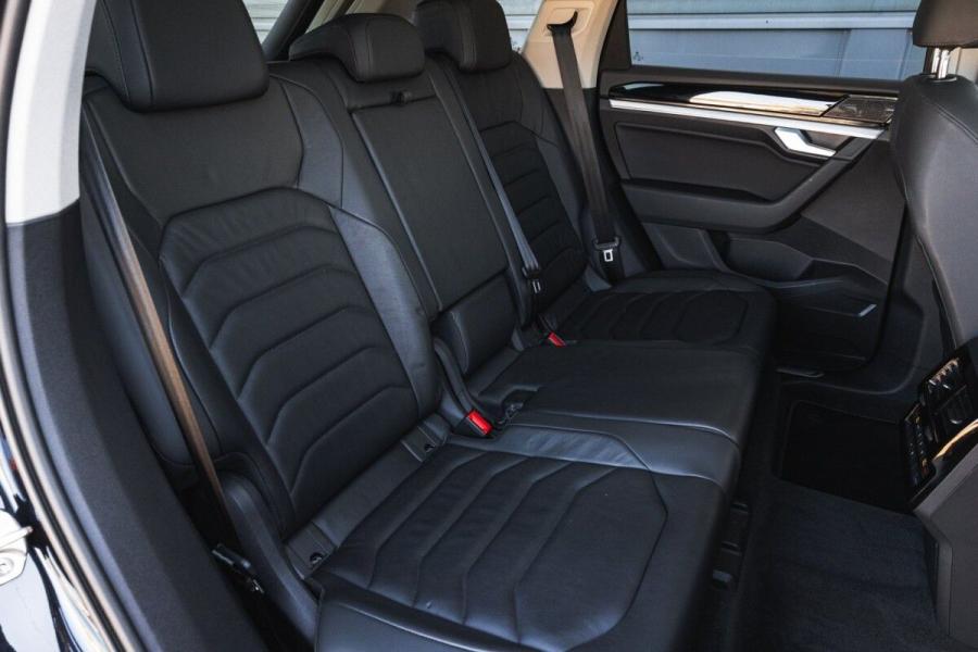 Black Volkswagen Touareg 2021 in Ventspils, with an engine capacity of 3.00 L and mileage of 77 thousand km for 36000 €, photo 36 on AUTOMOTO.COM.LV