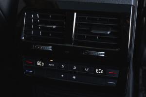 Black Volkswagen Touareg 2021 in Ventspils, with an engine capacity of 3.00 L and mileage of 77 thousand km for 36000 €, photo 37 on AUTOMOTO.COM.LV