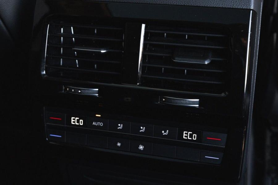 Black Volkswagen Touareg 2021 in Ventspils, with an engine capacity of 3.00 L and mileage of 77 thousand km for 36000 €, photo 37 on AUTOMOTO.COM.LV
