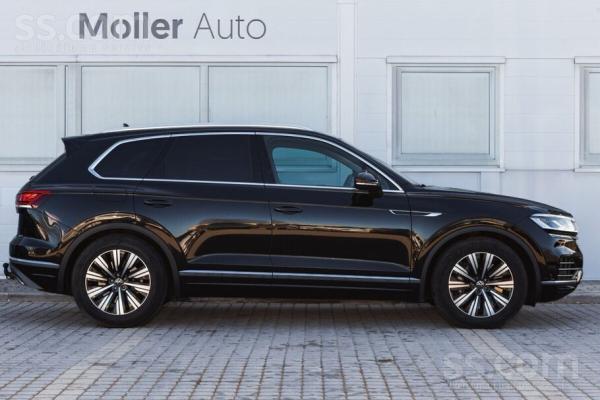 Black Volkswagen Touareg 2021 in Ventspils, with an engine capacity of 3.00 L and mileage of 77 thousand km for 36000 €, photo 7 on AUTOMOTO.COM.LV