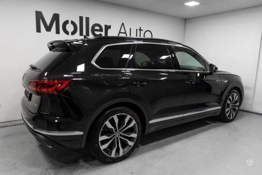Melns Volkswagen Touareg 2022 Viļņa, ar dzinēja tilpumu 3.00 L un nobraukumu 129 tūkst. km par 45500 €, foto 3 vietnē AUTOMOTO.COM.LV