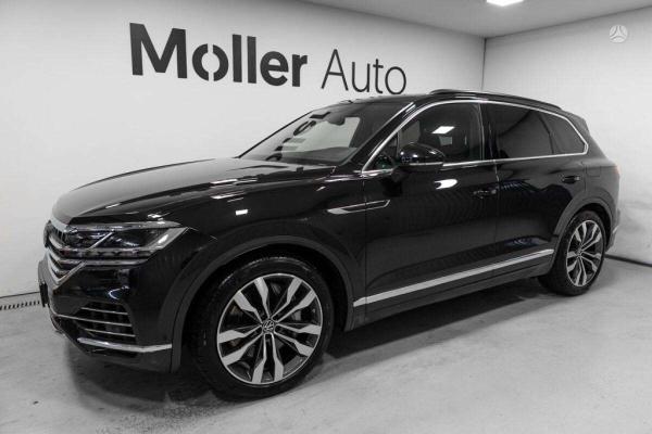 Black Volkswagen Touareg 2022 in Vilnius, with an engine capacity of 3.00 L and mileage of 129 thousand km for 44650 €, photo 2 on AUTOMOTO.COM.LV