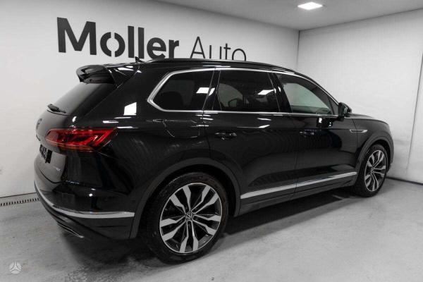 Black Volkswagen Touareg 2022 in Vilnius, with an engine capacity of 3.00 L and mileage of 129 thousand km for 44650 €, photo 3 on AUTOMOTO.COM.LV