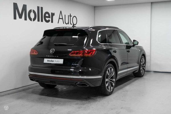 Black Volkswagen Touareg 2022 in Vilnius, with an engine capacity of 3.00 L and mileage of 129 thousand km for 44650 €, photo 4 on AUTOMOTO.COM.LV
