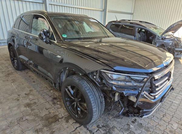 Black Volkswagen Touareg 2022 in Klaipeda, with an engine capacity of 2.97 L and mileage of 141 thousand km for 13300 €, photo 1 on AUTOMOTO.COM.LV