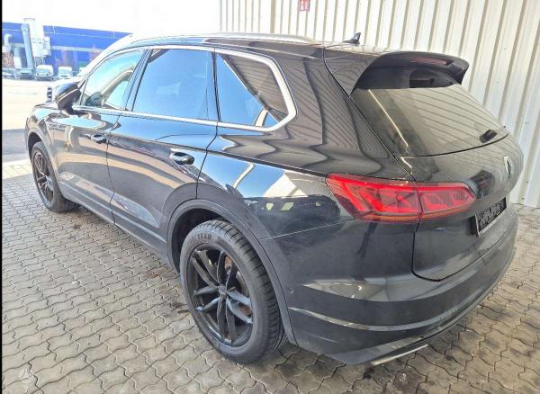 Black Volkswagen Touareg 2022 in Klaipeda, with an engine capacity of 2.97 L and mileage of 141 thousand km for 13300 €, photo 2 on AUTOMOTO.COM.LV