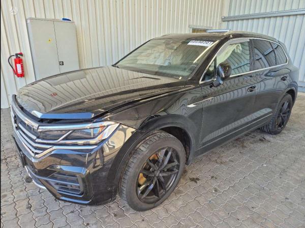 Black Volkswagen Touareg 2022 in Klaipeda, with an engine capacity of 2.97 L and mileage of 141 thousand km for 13300 €, photo 3 on AUTOMOTO.COM.LV