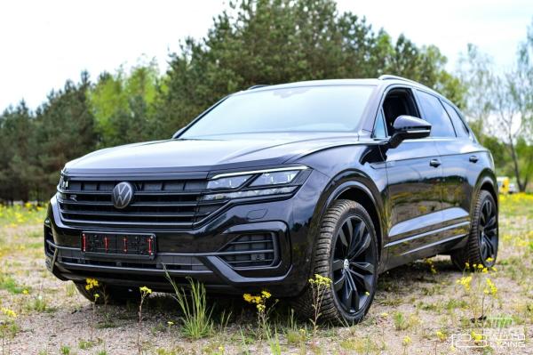 Black Volkswagen Touareg 2022 in Kretinga, with an engine capacity of 3.00 L and mileage of 129 thousand km for 43500 €, photo 1 on AUTOMOTO.COM.LV