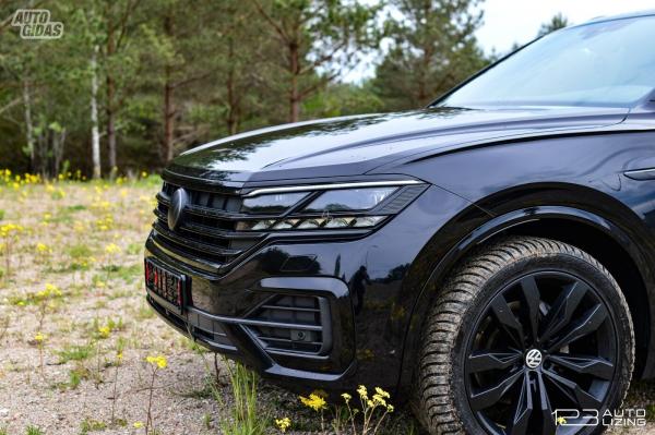 Black Volkswagen Touareg 2022 in Kretinga, with an engine capacity of 3.00 L and mileage of 129 thousand km for 43500 €, photo 2 on AUTOMOTO.COM.LV