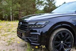 Black Volkswagen Touareg 2022 in Kretinga, with an engine capacity of 3.00 L and mileage of 129 thousand km for 43500 €, photo 3 on AUTOMOTO.COM.LV