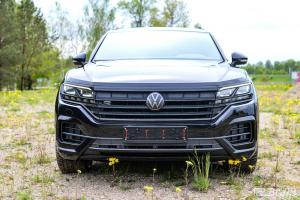 Black Volkswagen Touareg 2022 in Kretinga, with an engine capacity of 3.00 L and mileage of 129 thousand km for 43500 €, photo 4 on AUTOMOTO.COM.LV