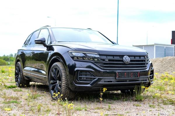 Black Volkswagen Touareg 2022 in Kretinga, with an engine capacity of 3.00 L and mileage of 129 thousand km for 43500 €, photo 4 on AUTOMOTO.COM.LV
