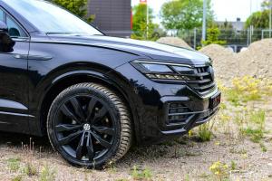 Black Volkswagen Touareg 2022 in Kretinga, with an engine capacity of 3.00 L and mileage of 129 thousand km for 43500 €, photo 6 on AUTOMOTO.COM.LV