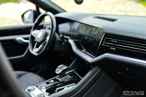 Black Volkswagen Touareg 2022 in Kretinga, with an engine capacity of 3.00 L and mileage of 129 thousand km for 43500 €, photo 20 on AUTOMOTO.COM.LV
