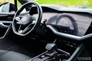 Black Volkswagen Touareg 2022 in Kretinga, with an engine capacity of 3.00 L and mileage of 129 thousand km for 43500 €, photo 23 on AUTOMOTO.COM.LV