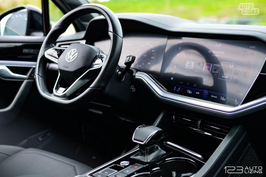 Black Volkswagen Touareg 2022 in Kretinga, with an engine capacity of 3.00 L and mileage of 129 thousand km for 43500 €, photo 23 on AUTOMOTO.COM.LV