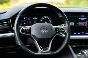 Black Volkswagen Touareg 2022 in Kretinga, with an engine capacity of 3.00 L and mileage of 129 thousand km for 43500 €, photo 24 on AUTOMOTO.COM.LV