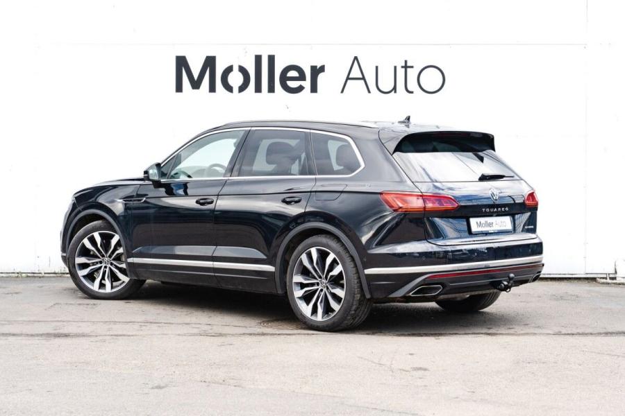 Black Volkswagen Touareg 2022 in Riga, with an engine capacity of 3.00 L and mileage of 107 thousand km for 44900 €, photo 4 on AUTOMOTO.COM.LV