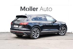 Black Volkswagen Touareg 2022 in Riga, with an engine capacity of 3.00 L and mileage of 107 thousand km for 44900 €, photo 5 on AUTOMOTO.COM.LV