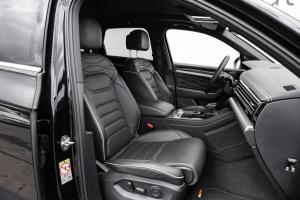 Black Volkswagen Touareg 2022 in Riga, with an engine capacity of 3.00 L and mileage of 107 thousand km for 44900 €, photo 8 on AUTOMOTO.COM.LV