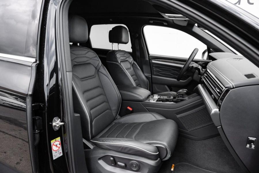 Black Volkswagen Touareg 2022 in Riga, with an engine capacity of 3.00 L and mileage of 107 thousand km for 44900 €, photo 8 on AUTOMOTO.COM.LV