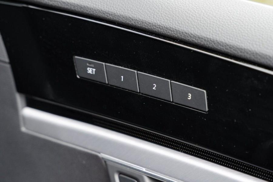 Black Volkswagen Touareg 2022 in Riga, with an engine capacity of 3.00 L and mileage of 107 thousand km for 44900 €, photo 10 on AUTOMOTO.COM.LV