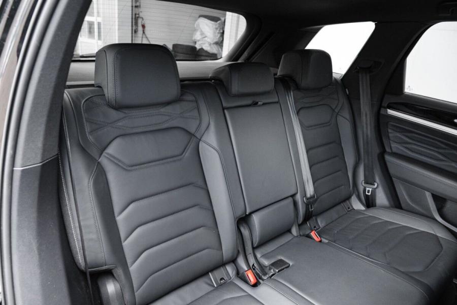 Black Volkswagen Touareg 2022 in Riga, with an engine capacity of 3.00 L and mileage of 107 thousand km for 44900 €, photo 11 on AUTOMOTO.COM.LV