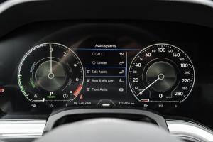 Black Volkswagen Touareg 2022 in Riga, with an engine capacity of 3.00 L and mileage of 107 thousand km for 44900 €, photo 21 on AUTOMOTO.COM.LV